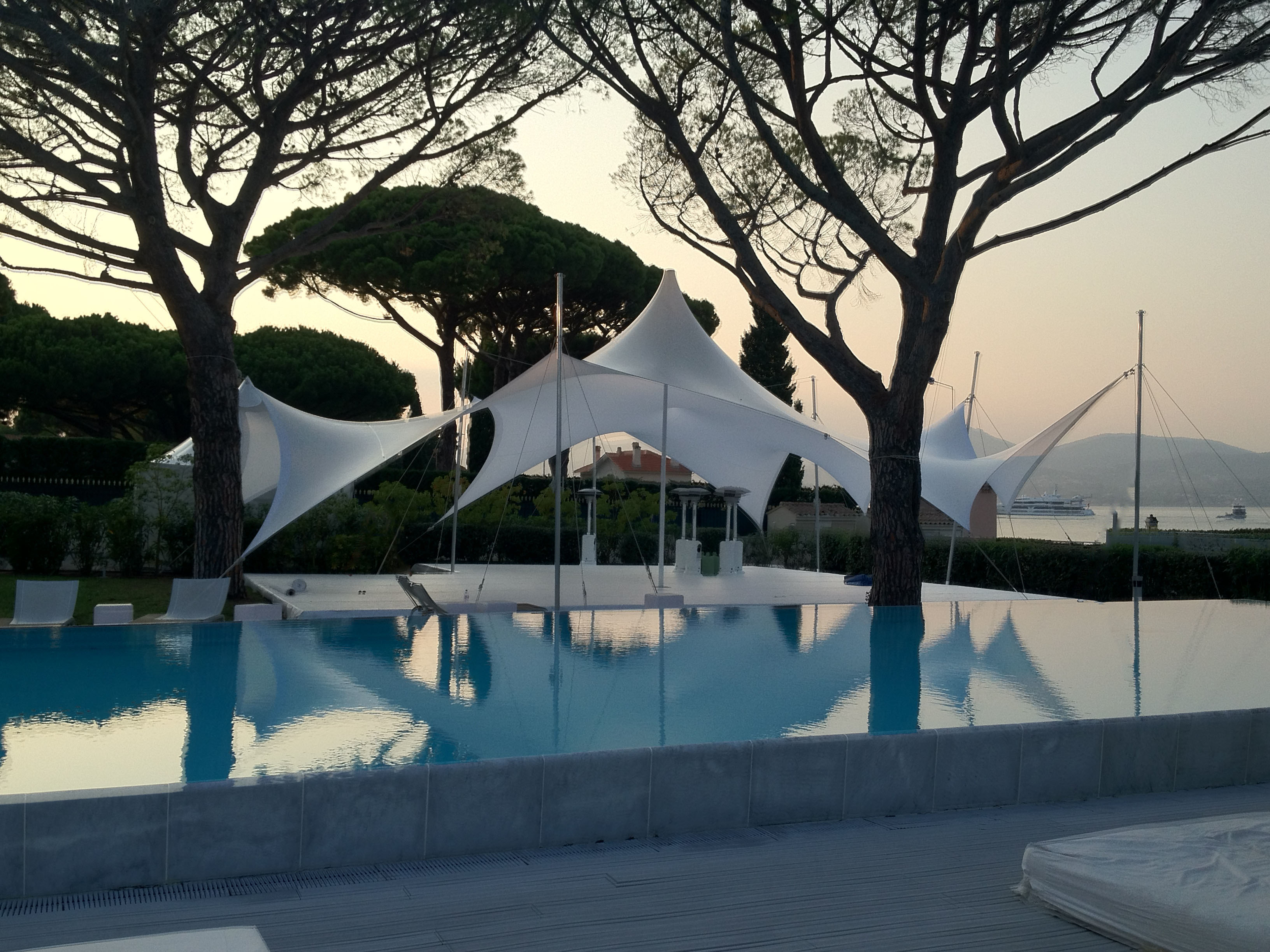 La Deformable : Structures tendues et décorations en Lycra®